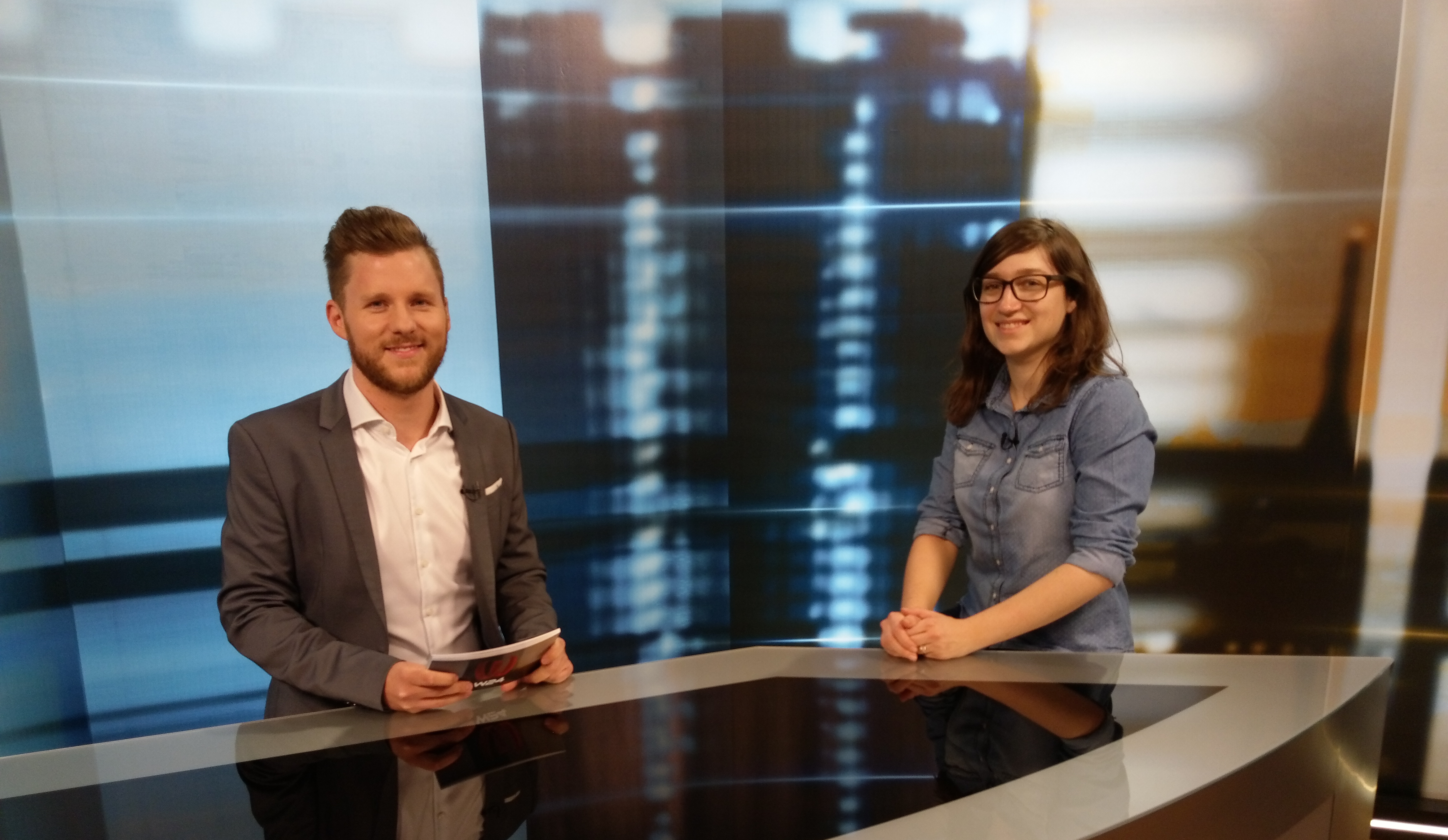 Julia Herr zu Gast im W24-Studio - julia herr im studio interview ...