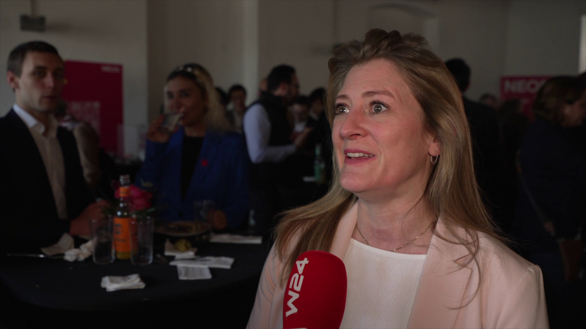 NEOS sehen "tolles Ergebnis" und SPÖ nun am Zug - News - W24