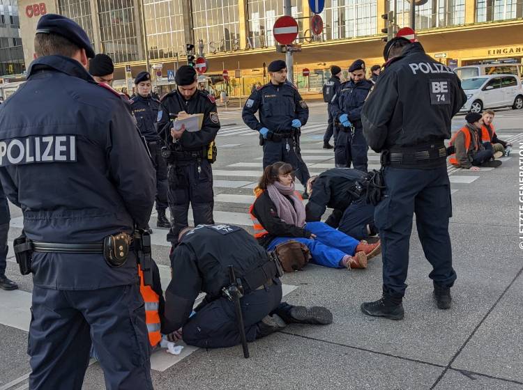 Klima-Blockade: Verkehr am Gürtel gestoppt - News - W24